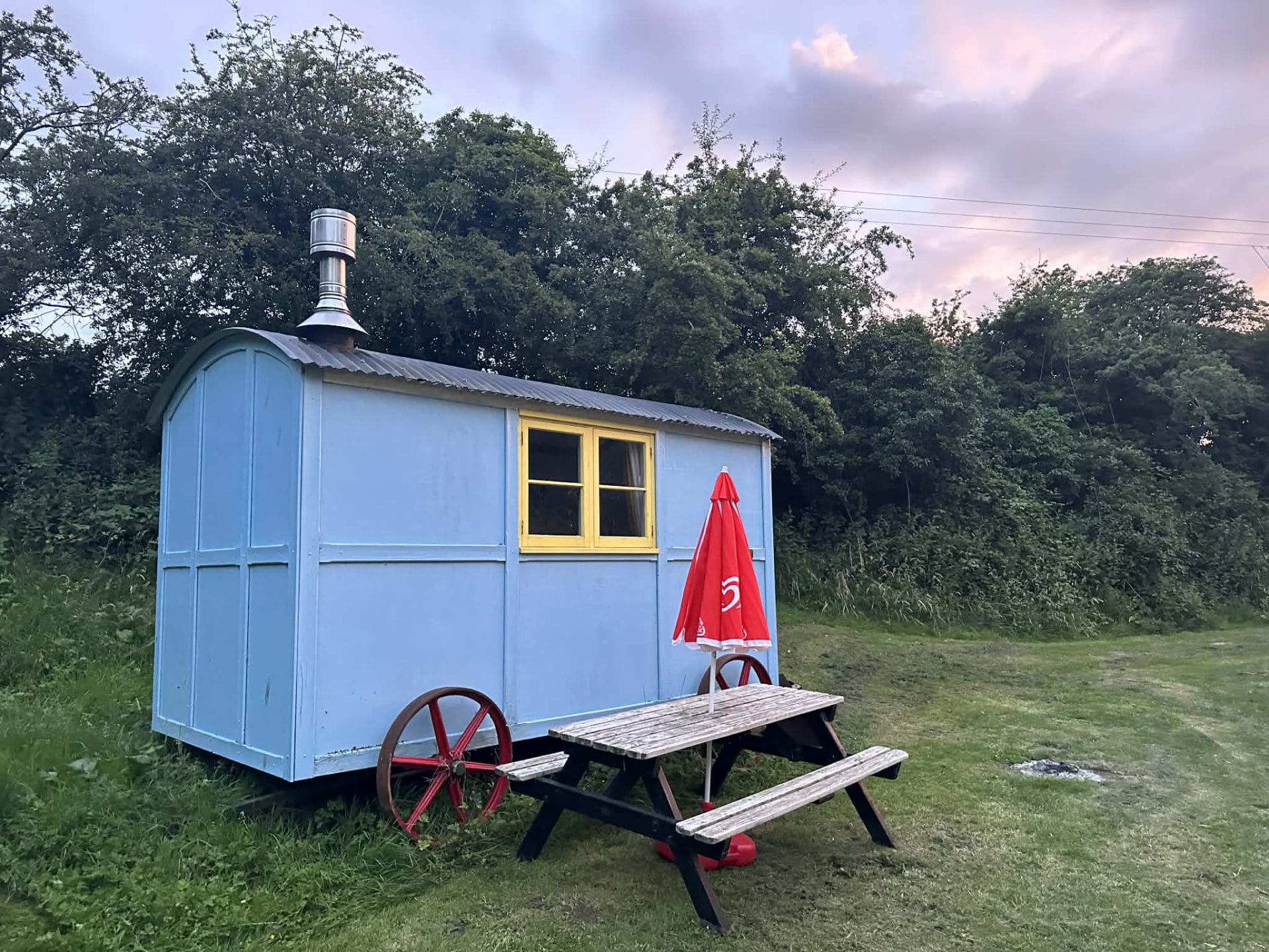 The Little Blue Hut - Puddledock Woods